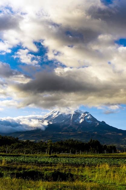 Premium Photo Nevado Chimborazo Visto Desde Unos Campos Sembrados En