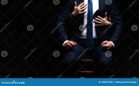 Hombre Dominante Con Un Flogger De Látigo Y Las Manos De Su Chica Sumisa Foto De Archivo