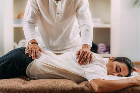 Premium Photo Woman Getting Shiatsu Back Massage Premium Photo Woman Getting Shiatsu Back Massage