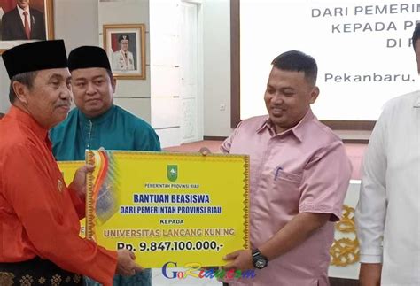 Goriau Serahkan Beasiswa Ke Perguruan Tinggi Gubri Syamsuar Sdm