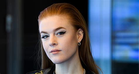 8 Sidor Dotter Tävlar I Mello