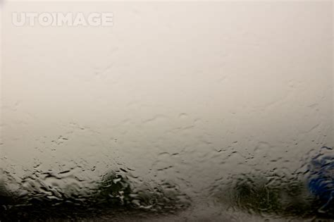 빗길 안전운전 장마에 대처하는 자동차 윈도우 폭우속 빗물로 보이지않는 자동차 운전석 시야 유토이미지 상세페이지 베이직샵 사진 20380203