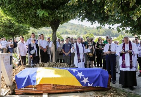 Sarajevo Se Oprostilo Od Bh Heroja Stjepan Šiber Sahranjen Na Barama