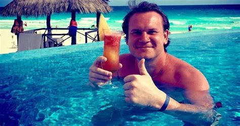 Niejaki Tarczyński Potrafi Nie Tylko Krzyczeć Lecz Także Pływać Z Drinkiem W Ręku Blog Echo24