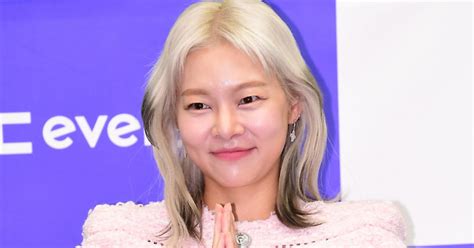 포토 송해나 골드 헤어가 포인트