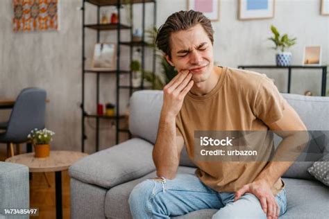 Pemuda Sakit Gigi Di Rumah Foto Stok Unduh Gambar Sekarang Rasa Sakit Konsep Hanya Pria
