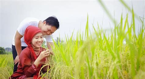 20 Ide Foto Prewedding Di Sawah Unik Dan Romantis