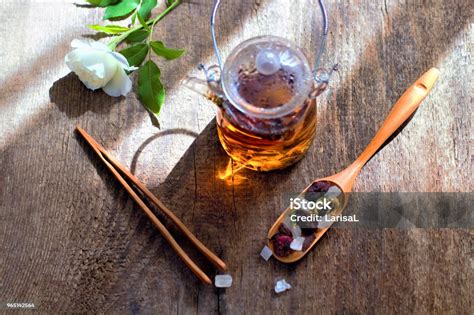 유리 찻주전자에 뜨거운 향기로운 과일 티입니다 차 마시고 어둡고 거친 나무 테이블에 중국 차 전통 악기 차를 마 시의 개념입니다 라이프 스타일 Wabi Sabi입니다 0명에