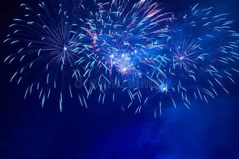 Fuochi Dartificio Nel Cielo Blu E Luci Gialle Sotto Forma Di Una
