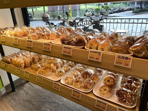 小潘潘全麥麵包，口味豐富，素食麵包選擇多，晚上七點後全品項滿百現打79折 熱血台中