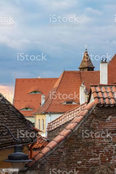 Detail Arsitektur Dan Atap Rumah Dengan Jendela Loteng Yang Dirancang Dalam Bentuk Mata Di Kota