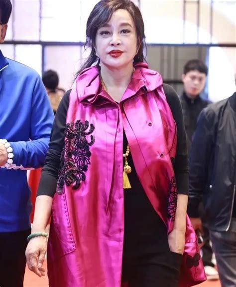 75岁刘晓庆正月初七复工现身乡村春晚，无美颜无滤镜，一句庆奶把刘晓庆的手喊抖了腾讯新闻
