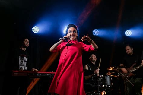 가수 공연 공연 예술 공연가 기타 기타 솔로 기타리스트 나이트 클럽 네온 불빛 노래하는 농어 드러머 라이브 공연 라이브 밴드 라이브 음악 록 음악