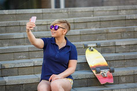 戴着墨镜的时髦女孩在自拍