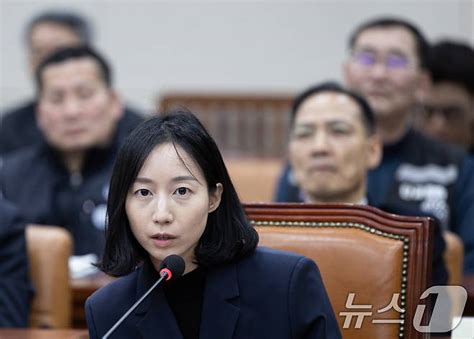 답변하는 박은진 부사장