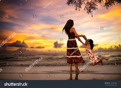 Happy Asian Mother Daugher Hơn 21 ảnh Có Sẵn Miễn Phí Bản Quyền Có Thể Cấp Phép Shutterstock