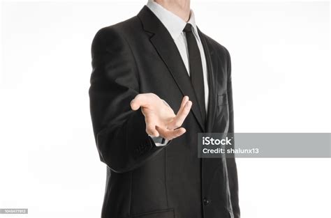 사업가 주제 남자는 검은 양복과 넥타이에 스튜디오에는 흰색 바탕에 고립 된 그의 손에 보유 하 고 가리키기에 대한 스톡 사진 및 기타 이미지 Istock