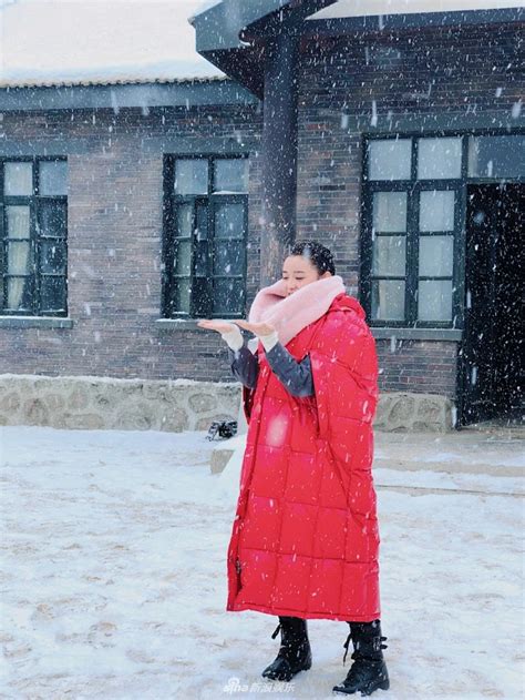 组图：蒋依依晒唯美赏雪照，热烈红衣似精灵 近日，蒋依依在微博晒出一组在大雪中玩耍的照片，并配文称 冬天里的一把火”。图片星空女神图片素材 花瓣网