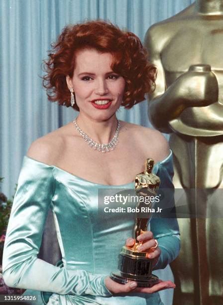 Geena Davis Oscar Photos And Premium High Res Pictures Getty Images