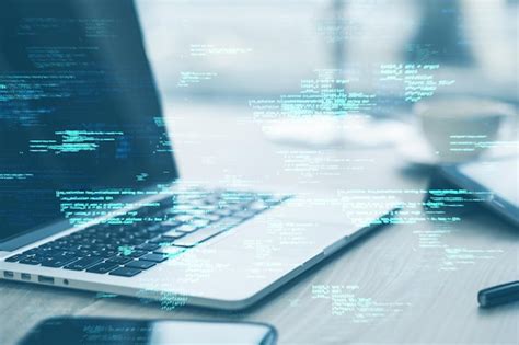 Close Up Dun Ordinateur Portable Sur Le Bureau Avec Des Fournitures Et Du Codage Créatif