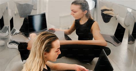 두 명의 여성이 거울이 있는 방에서 노트북으로 작업하고 있습니다 사진 Unsplash의 여자 이미지