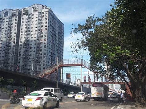 Footbridge Sa Edsa Kamuning Na Tinaguriang Stairway To Heaven Dahil