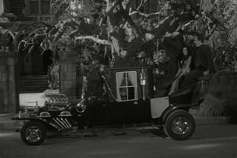 You Should Rewatch The Munsters Heres Where Its Streaming
