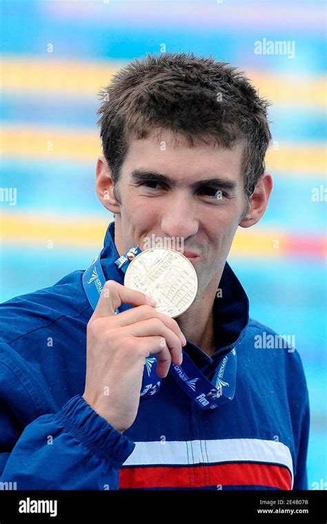 Usas Michael Phelps Beats The Wortld Record And Serbias Milorad Cavic