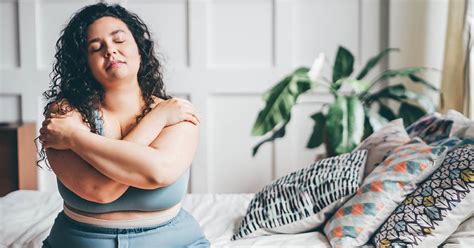 15 Busty Fashion Influencers and Bloggers You Should Follow For Plus Size Styling Tips - reeto's