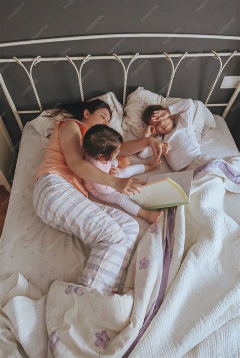 Vista Superior Da Mãe Lendo O Livro De Histórias Para Seus Filhos Filha