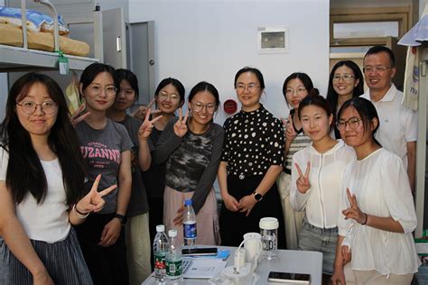 校党委常委、副校长何燕看望我院新生 青岛大学物理科学学院