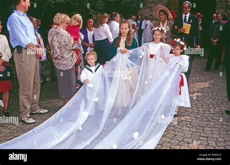 Kinder Tragen Den Brautschleier Bei Der Hochzeit Von Andreas Augst Von