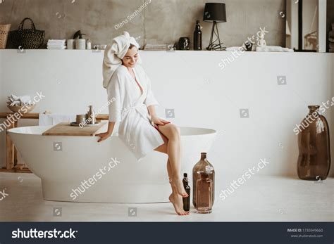 349157 Imágenes De Woman In Bathroom Imágenes Fotos Y Vectores De
