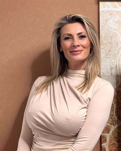 Lussy Berry Biography Wiki Age Date Of Birth Net Worth Height