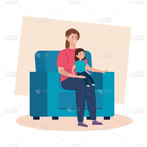 待在家里，和妈妈和女儿在客厅里