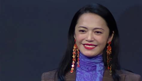 性感妩媚的姚晨黑丝光脚拍照 爱奇艺