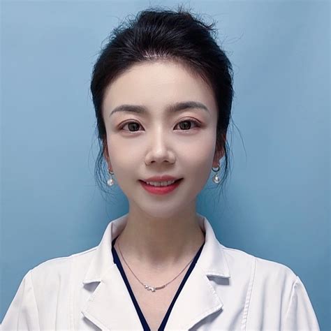 症状及患病时长：23岁女性，身上起小红包，最开始是瘙痒顶部有水泡，抠破后会有脓流出，结痂后继续养，再次抠破后还会流脓水，持续一个月，并不断长新的，旧的基本上不好，并且每一处并不是一直痒是换着痒