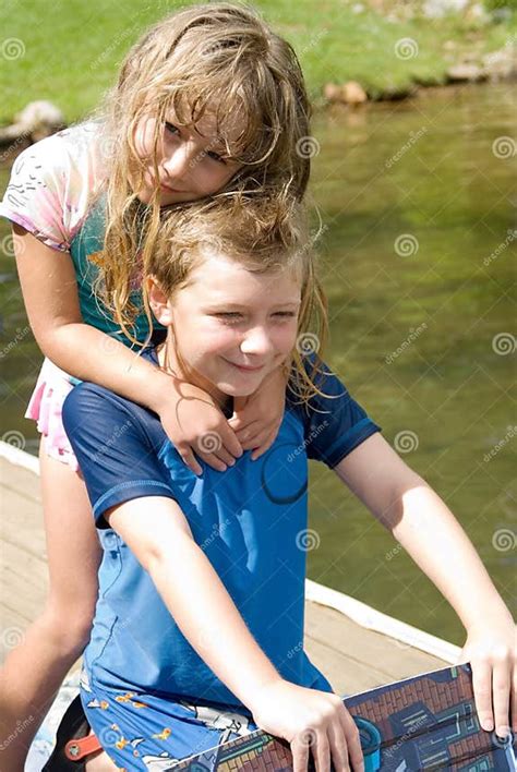 Amor De La Hermana Y Del Hermano Imagen De Archivo Imagen De Muchacha