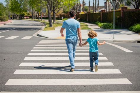 Vista Traseira Pai E Filho Caminham Na Travessia De Zebra Valor