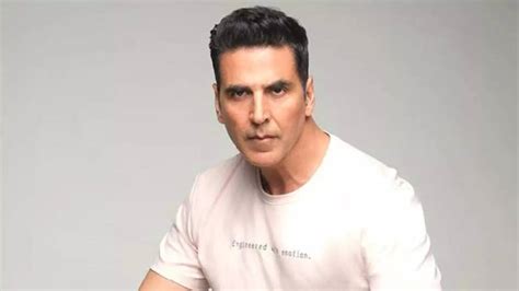Nostalgia Akshay Kumar Bursts Into Laughter Watching His First Ever Screen Test Video