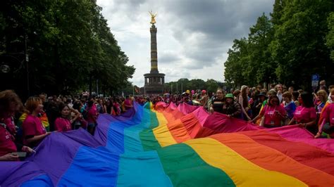 Zeci De Mii De Oameni Au Participat La Parada Pride De La Berlin