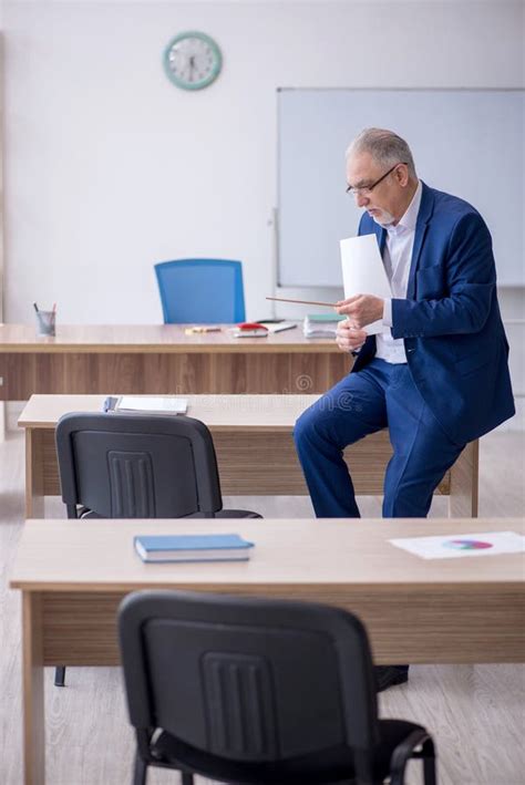 Vieux Professeur Dans La Salle De Classe Photo Stock Image Du