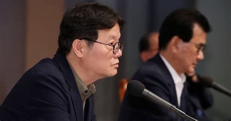 영화제 소개하는 오동진 총감독