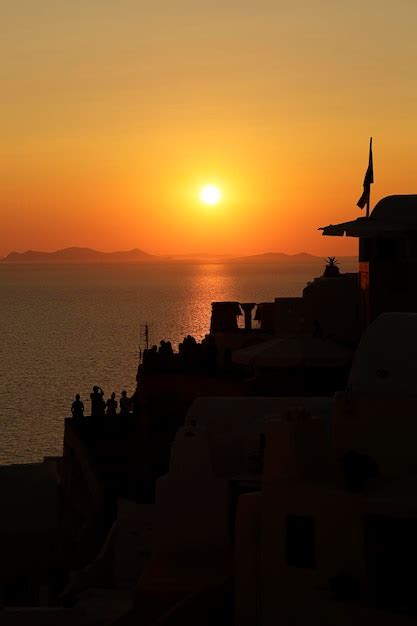 Puesta De Sol Sobre La Ciudad De Oia En La Isla De Santorini Grecia