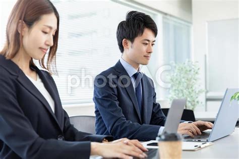 オフィスで仕事をする男女 No 26430669｜写真素材なら「写真ac」無料（フリー）ダウンロードok