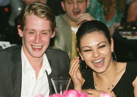 Gambar Foto Macaulay Culkin Dan Mila Kunis Bersama Dalam Sebuah Pesta
