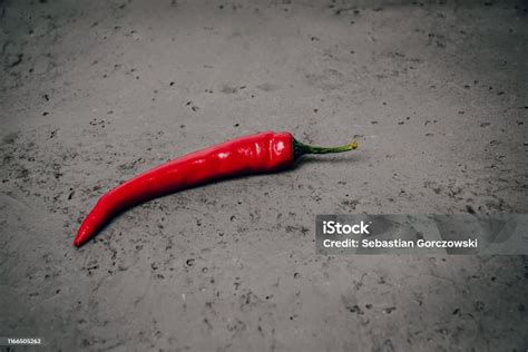 어두운 배경에 뜨거운 칠리 페퍼 야채 채식주의자를위한 음식 채식주의 자에서 식사를 준비하는 개념 건강한 생활방식에 대한 스톡 사진 및 기타 이미지 Istock