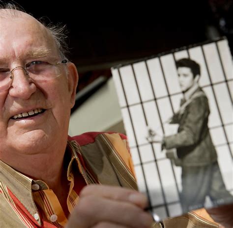 Feature Elvis Rockt Die Micky Bar Welt