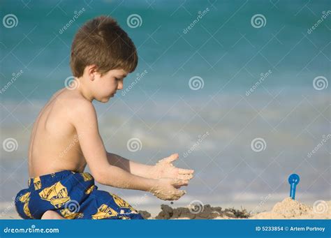 Het Spelen Van De Jongen Op Een Strand Stock Foto Image Of Jongen