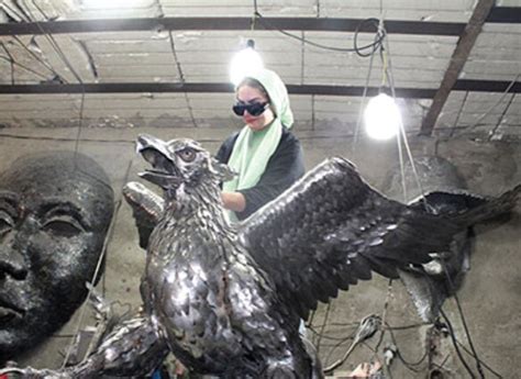 هنرنمایی زن هنرمند با ضایعات خودرو